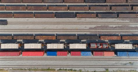 수송 배경을 위한 콘테이너 화물 창고에 있는 공중 전망 기차 사진 Unsplash의 수송 이미지