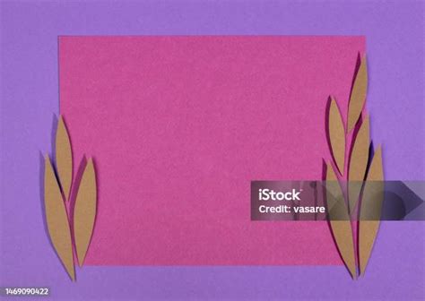 사순절 배경 텍스트와 단순한 유기적 모양을 위한 빈 공간이 있는 미니멀리스트 보라색 구성 0명에 대한 스톡 사진 및 기타 이미지