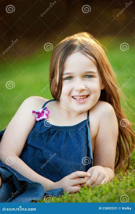 Een Mooi Jong Meisje In Openlucht Stock Afbeelding Image Of Gezicht Sluit 23002531