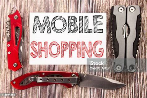 개념적 손 모바일 쇼핑을 보여주는 텍스트 캡션 영감을 쓰기 포켓 나이프와 스티커 메모 나무 배경에 핸드폰 온라인 주문 글에 대 한 비즈니스 개념 가방에 대한 스톡 사진 및