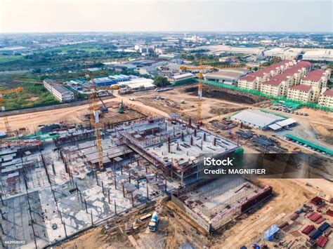 크레인 건설 사이트입니다 건설 노동자는 구축 하 고 있다 공중 볼 수 있습니다 최고의 볼 수 있습니다 0명에 대한 스톡 사진 및 기타 이미지 Istock