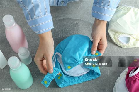 회색 질감의 배경에 재사용 가능한 기저귀가 있는 아기 옷의 개념 기저귀에 대한 스톡 사진 및 기타 이미지 기저귀 깨끗한 냅킨 Istock