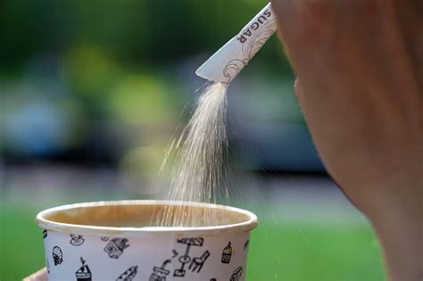 한 여성의 손이 가방에서 설탕을 테이크 아웃 커피 한 잔에 붓습니다 가방에 대한 스톡 사진 및 기타 이미지 가방 고급 따르기 Istock