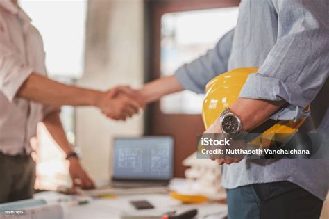 엔지니어들이 만나 브레인스토밍을 하고 블루프린트 아키텍처 프로젝트 빌더를 준비하기 위해 악수합니다 20 24세에 대한 스톡 사진 및 기타 이미지 Istock