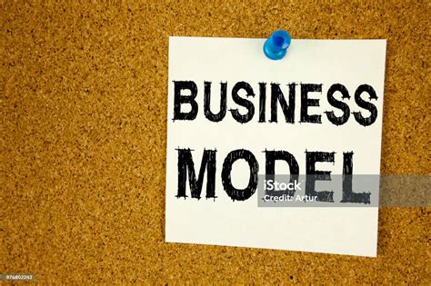 개념적 손을 쓰기 텍스트 캡션 영감 비즈니스 모델을 보여주는 스티커 메모 알림 코르크 배경 복사 공간에 디지털 마케팅 관리 전략에 대 한 비즈니스 개념 Business