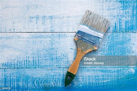 페인트로 얼룩진 페인트 브러시는 페인트 칠한 보드에 놓여 있습니다 가사 집안일에 대한 스톡 사진 및 기타 이미지 가사 집안일 건설 산업 건설 장비 Istock