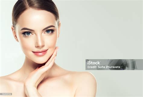 화려한 젊은 여자 깨끗 하 고 신선한 피부는 자신의 얼굴을 만지고 있다 페이셜 트리트먼트 사람 얼굴에 대한 스톡 사진 및 기타 이미지 Istock