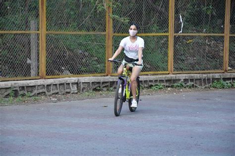 বলিউড অভিনেত্রী সোনল চৌহ্বানের সাইকেল রাইডের ছবি Bollywood Actress Sonal Chowhan Photos