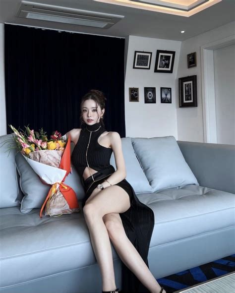 프리지아 핫팬츠 입고 아찔 각선미 자랑인형 같은 비주얼 N샷 파이낸셜뉴스