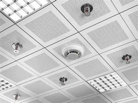 매달린 천장에 설치된 화재 감지기 및 스프링클러 프리미엄 사진