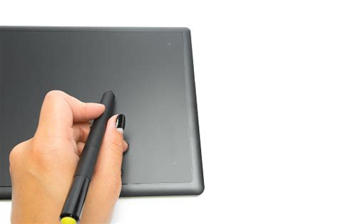 일러스트 레이 터와 디자이너에 대 한 펜과 손으로 그래픽 태블릿 흰색 배경에 고립 그래픽 타블렛에 대한 스톡 사진 및 기타 이미지 그래픽 타블렛 드로잉 디자인