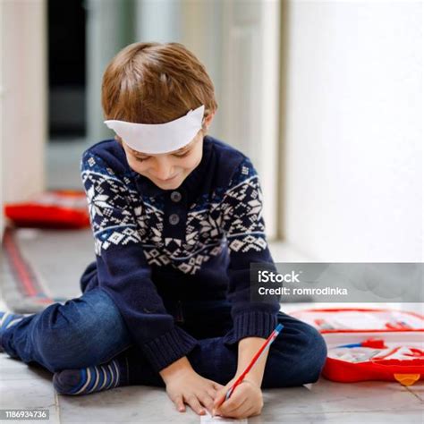 장난감 세트와 의사를 재생 사랑스러운 작은 학교 아이 소년 롤 게임과 함께 재미를 하고 병원에서 미래의 직업에 대해 생각하는 행복한 건강한 아이 감정에 대한 스톡 사진 및