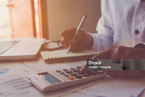 남자 손 쓰기와 재무 계산기를 사용 하 여을 집에서 책상에 금융 데이터 분석 및 가계에 대한 스톡 사진 및 기타 이미지 가계 개념 검사 보기 Istock