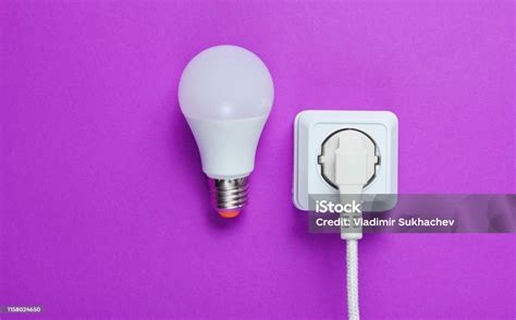 전원 콘센트에 연결된 흰색 케이블과 보라색 배경의 Led 전구 맨 위 보기 0명에 대한 스톡 사진 및 기타 이미지 0명 개념 개념과 주제 Istock