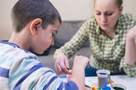 행복 한 부활절 어머니와 그녀의 아들 부활절 계란을 페인트 행복 한 가족은 부활절을 위한 준비 4월에 대한 스톡 사진 및 기타 이미지 Istock