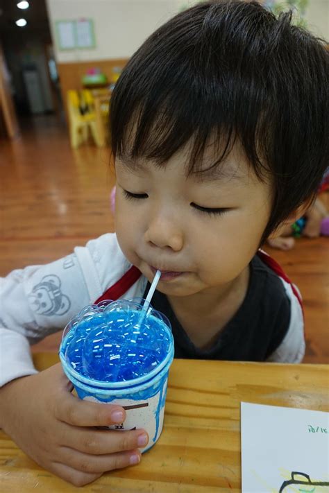 조형활동 거품그림표현하기 비누거품을 이용해 그림표현을 해보았어요 빨대로 후~불면 색깔거품이 뽀글뽀글 Flickr