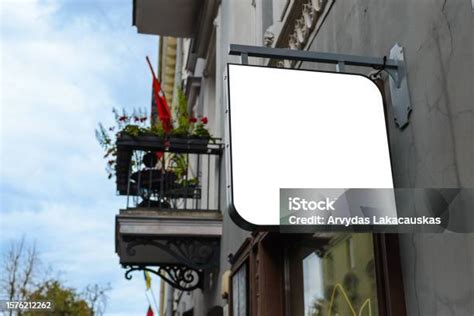 빈 흰색 간판 모형입니다 벽에 장착된 빈 조명 상점 라이트박스 템플릿 조명이 켜진 빈 간판의 모형 텍스트 옥외 광고 배너를 위한