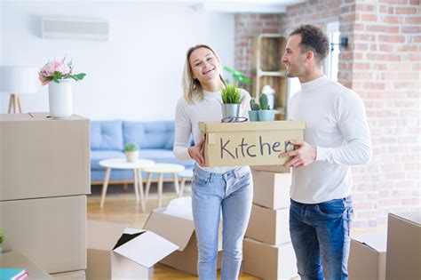 젊은 아름다운 부부는 새로운 가정에서 골판지 상자를 이동 2명에 대한 스톡 사진 및 기타 이미지 2명 가구 남자 Istock