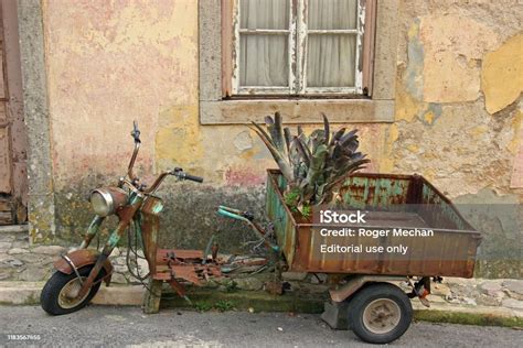도시 붕괴 녹슨 오토바이와 트레일러는 무너져 집 밖에 주차 0명에 대한 스톡 사진 및 기타 이미지 0명 거리 건물 외관 Istock
