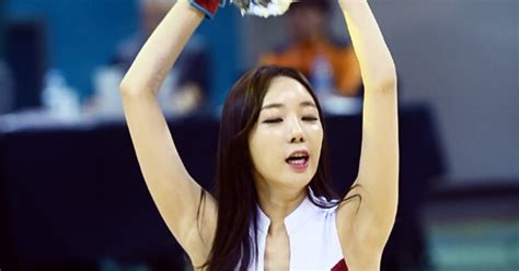 [md포토] 치어리더 과감함을 넘어서는 쩍벌 댄스