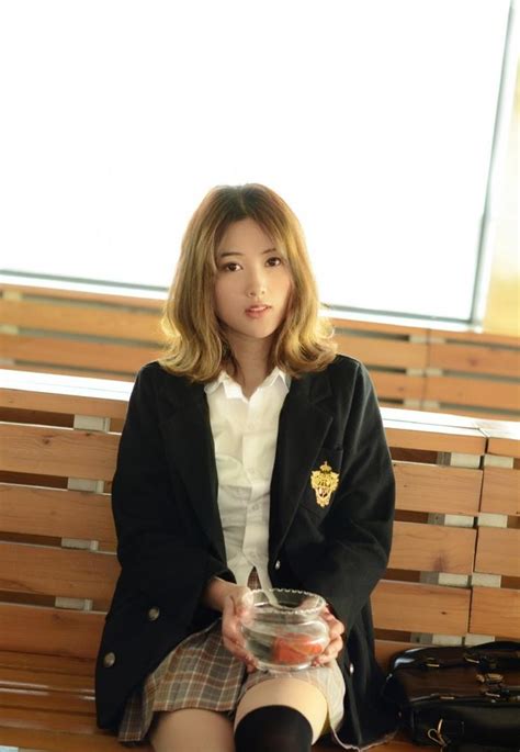 台湾美女学生妹校园制服黑丝短裙诱惑写真集