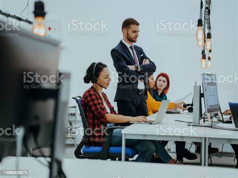 데스크톱 컴퓨터 노트북으로 작업하고 현대적인 사무실 공간에서 아이디어를 공유하는 다민족 동료 그룹 젊은 인플루언서들은 온라인