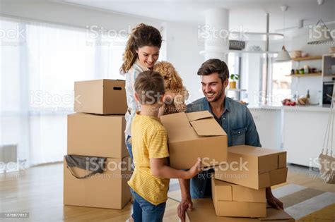 새 아파트 하우스에서 상자를 가지고 이사하는 아이들과 행복한 가족 가정의 방에 대한 스톡 사진 및 기타 이미지 가정의 방 가족 개념 Istock