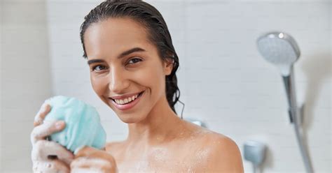 손에 목욕 수건을 들고 카메라를 보고 집에서 샤워를 하는 동안 웃고 있는 아름다운 아가씨 사진 Unsplash의 위생 이미지