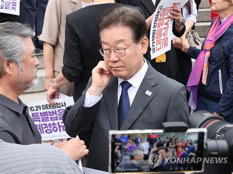 이재명 대표와 이태원참사 유가족 연합뉴스