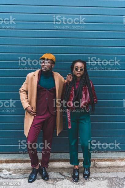 세련 된 젊은 아프리카계 미국인 부부는 스트리트에 함께 포즈의 전체 길이 보기 2명에 대한 스톡 사진 및 기타 이미지 2명