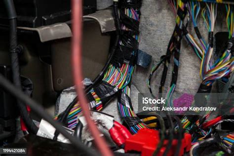 전기 및 디지털 신호를 연결하고 전송하기 위한 배선 수리점 및 전기 기술자의 여러 가지 빛깔의 적색 및 녹색 전선 커넥터 및 터미널이 있는 대형 와이드 케이블 철사에 대한