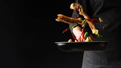 요리사 바다 음식 검은 배경 수평 사진 배너에 레몬과 고추와 녹색 콩 동양 요리 Dilikates 채식 요리와 함께 사마귀 새우를 준비 고급 요리에 대한 스톡 사진 및 기타