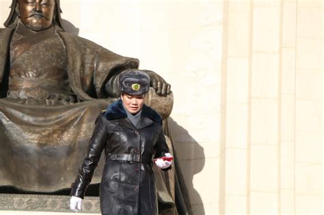 Гүйлт хийсэн хилчин бүсгүй Т Ренцэнбадам Цэргийн гавьяаны одон хүртжээ ТАС МН