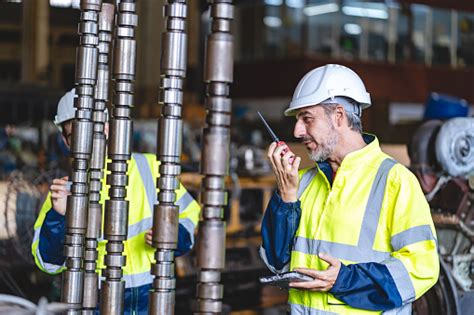 산업 공장의 유지 보수 건설 장비에 종사하는 안전 하드 모자를 가진 전문 기술자 엔지니어 생산 기술의 제조 직업 직업을 가진 검사 남자 25 29세에 대한 스톡 사진 및