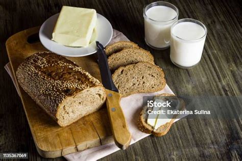 나무 판에 참 깨를 사용한 통 곡물 빵 얇게 썬 빵 이는 버터 한 조각 버터와 빵의 슬라이스 유리 컵에 우유 0명에 대한 스톡 사진 및 기타 이미지 Istock