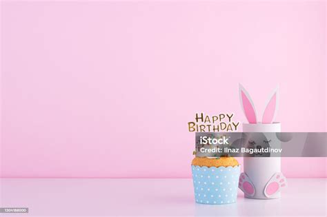 귀여운 종이 토끼와 분홍색 배경에 생일을위한 맛있는 아름다운 컵 케이크 케이크 0명에 대한 스톡 사진 및 기타 이미지 0명