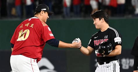 치지 말랬는데 치던데요 말을 안 듣네요 고우석 타격에 미소 띤 수장