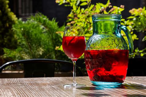 유리에 오렌지와 딸기가 든 주스와 녹지 공간을 배경으로 테이블 위에 서있는 주전자 0명에 대한 스톡 사진 및 기타 이미지 0명 감귤류 과일 건강관리와 의술 Istock