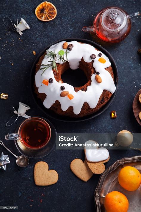 말린 과일과 럼과 설탕 유약에 배어 전통적인 크리스마스 케이크 심장모양의 생강 쿠키와 티 타임입니다 축제 장식으로 크리스마스 배경입니다 수직 성분 12월에 대한 스톡 사진