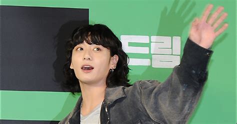 Bts 정국 팬들에게 신나는 손인사를 [md포토]