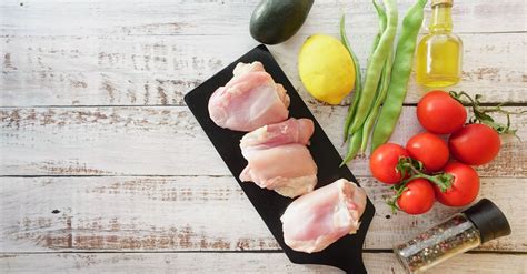 강낭콩 건강한 식사 건강한 식생활 검은 후추 고기 날 것 날 닭 다이어트 닭 닭고기 도마 레몬 레시피 미식가 빨간 토마토 셰프 식사 식사 계획