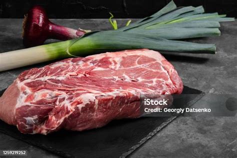 야채와 회색 배경에 슬레이트 접시에 돼지 고기 안심 갓 고기 복사 공간 식료품점 사진 건강한 생활방식에 대한 스톡 사진 및 기타 이미지 건강한 생활방식 건강한 식생활