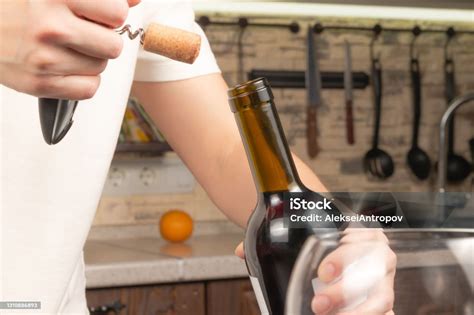 여성의 손은 부엌의 배경에 코르크 나사와 레드 와인 한 병을 엽니 다 선택적 초점 클로즈업 가정 주방에 대한 스톡 사진 및 기타 이미지 Istock