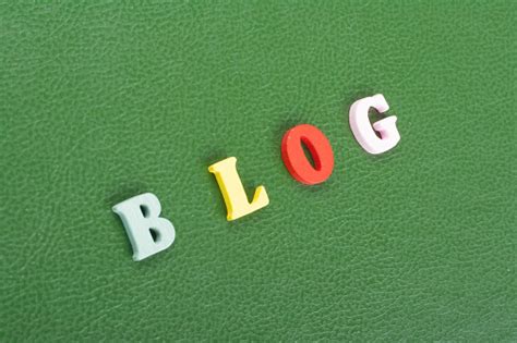 다채로운 Abc 알파벳 블록 나무 편지에서 구성 된 녹색 배경에 블로그 단어 광고 텍스트에 대 한 공간을 복사 학습 영어 개념입니다 0명에 대한 스톡 사진 및 기타 이미지