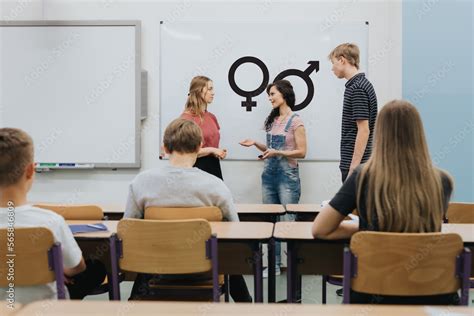 Young Teacher Is Standing In Front Of The Blackboard During Sex Education Lesson Stock Foto