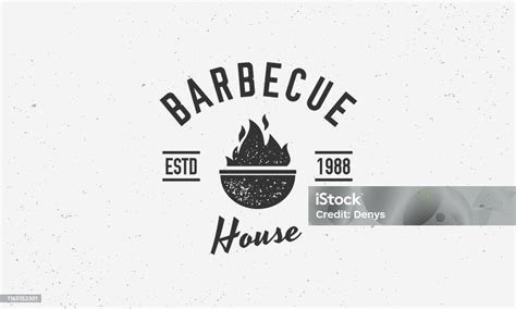 빈티지 효과와 바베큐 그릴 로고 흰색 배경에 격리 된 바베큐 하우스 로고 템플릿 빈티지 디자인 로고 벡터 일러스트레이션 바베큐