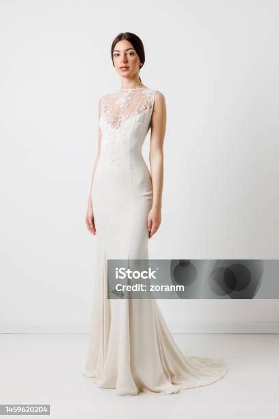 베이지색 민소매 맥시 드레스를 입고 카메라를 보고 있는 아름다운 젊은 갈색 머리 갈색 머리에 대한 스톡 사진 및 기타 이미지 갈색 머리 아름다움 20 24세 Istock