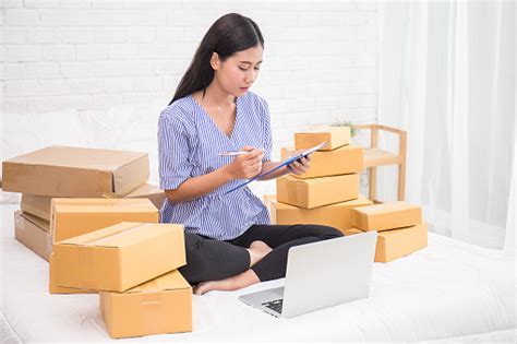 라인 마케팅 포장 및 배달 사무실 소기업 기업 또는 프리랜서 여자 집에서 침대 컨셉 젊은 아시아 중소 기업 소유자 가정에서 작업 시작 공채 증서에 대한 스톡 사진 및 기타