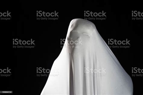 고립 된 검은 배경에 흰색 천에 흰색 유령 빈에 덮여 커튼을 외치는 얼굴 악마 할로윈 개념 공포 무서움에 대한 스톡 사진 및 기타 이미지 Istock