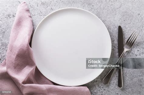 콘크리트 질감 상단 보기와 테이블에 흰색 냅킨과 칼붙이 빈 세라믹 플레이트 음식 배경 공란에 대한 스톡 사진 및 기타 이미지 공란 깨끗한 냅킨 Istock
